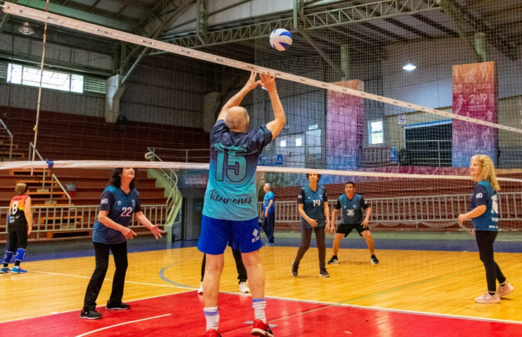 Newcom: el vóley adaptado para adultos mayores que es furor en Misiones ...